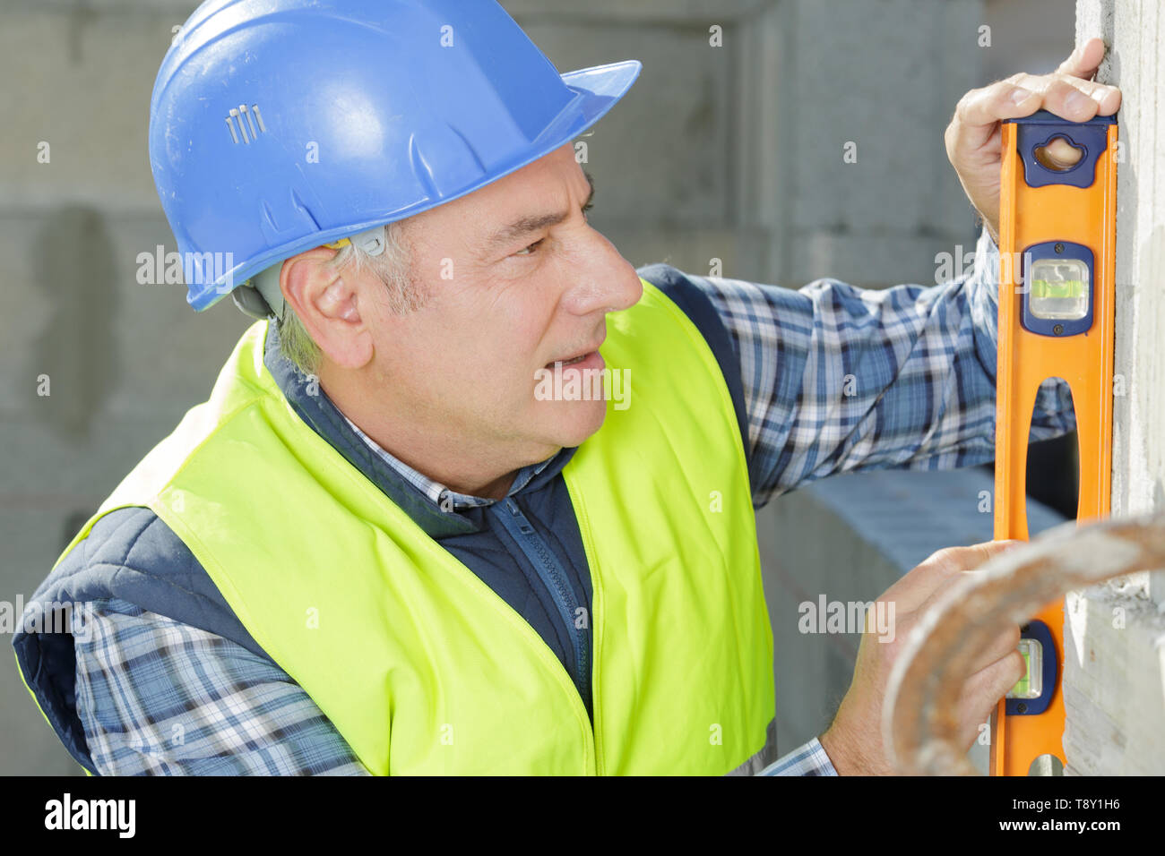 Handyman measuring wall spirit hi-res stock photography and images - Alamy