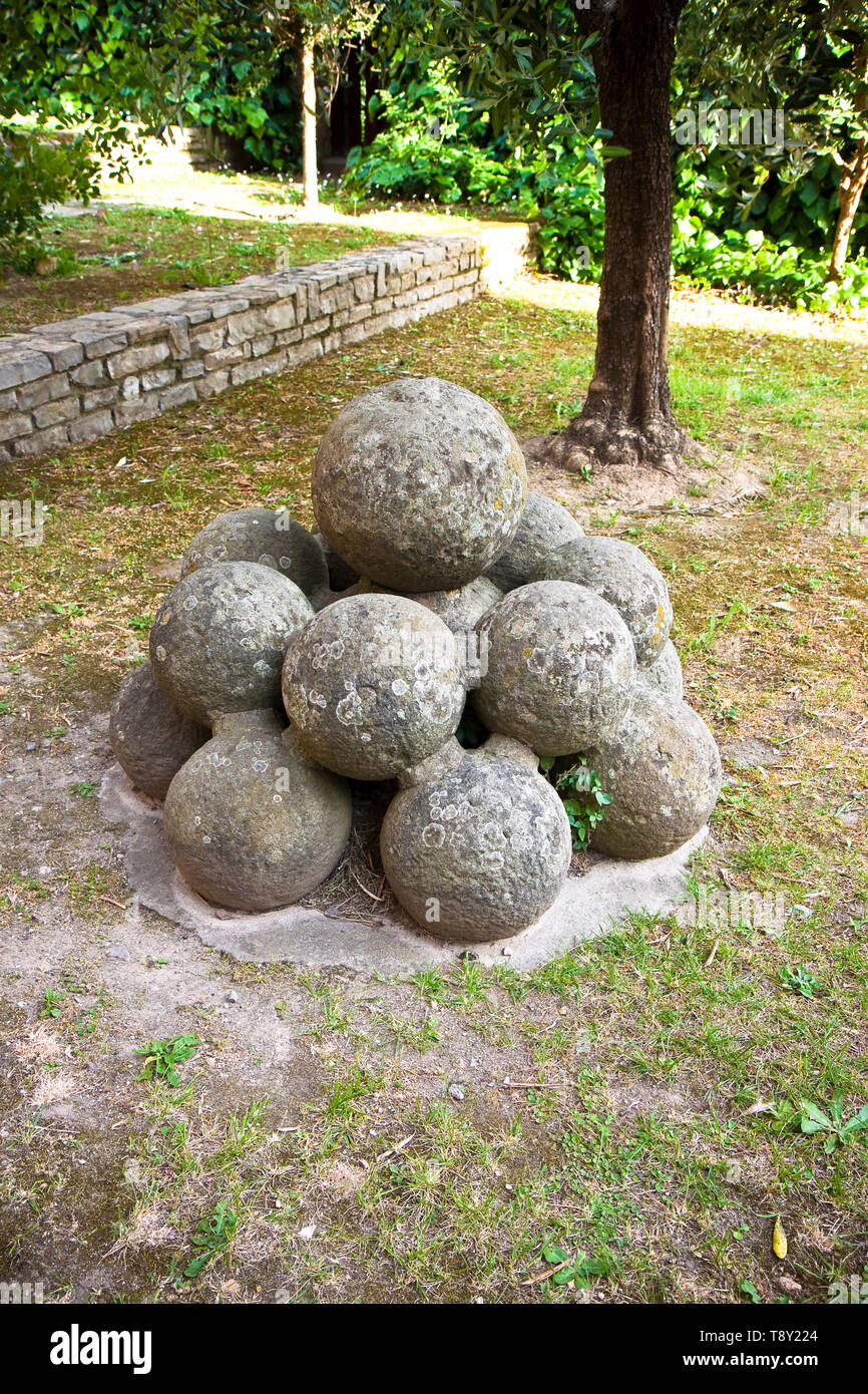 Medieval stone cannonballs of Vicopisano Castle (Italy-Tuscany-Pisa ...