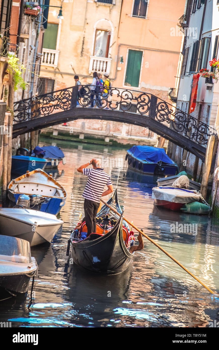 Italy gondola driver on grand canal hi-res stock photography and images ...
