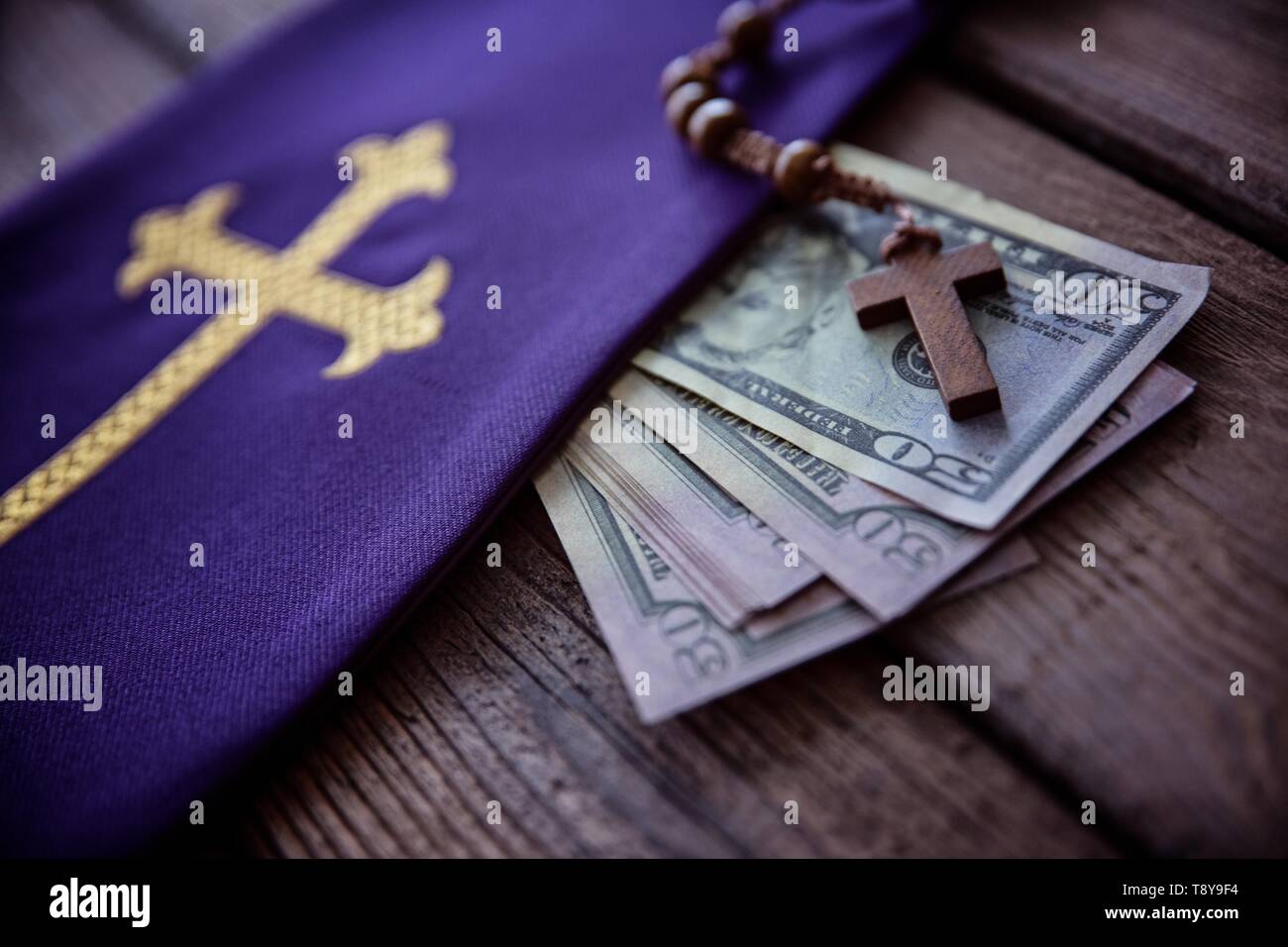Money on wooden tray hi-res stock photography and images - Alamy