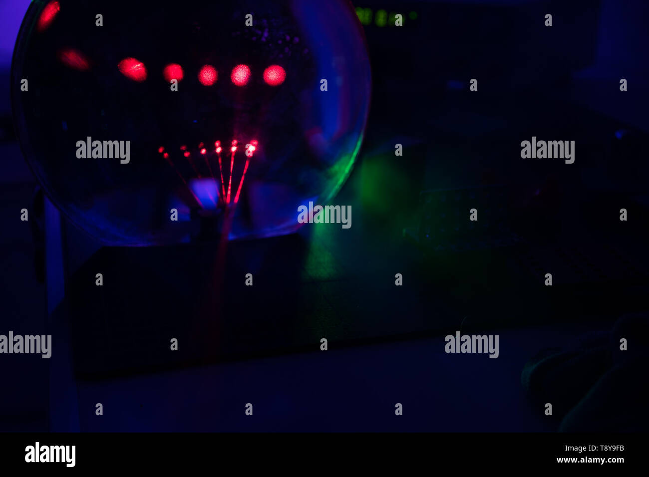 Experiment with red laser in optics lab Stock Photo - Alamy