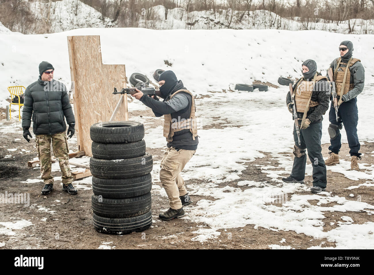 Man pistol squat hi-res stock photography and images - Alamy