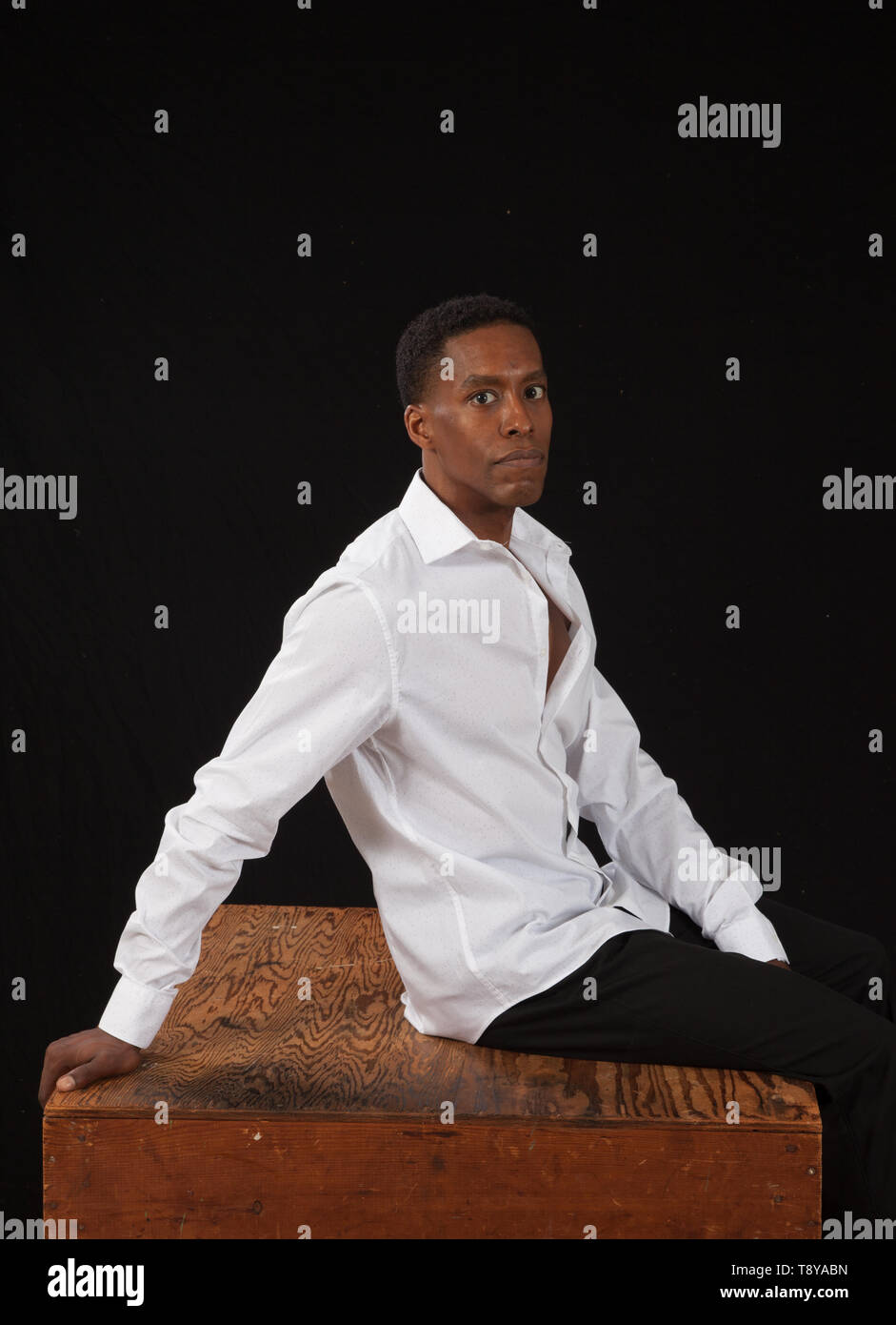 Sitting on a wood table hi-res stock photography and images - Alamy