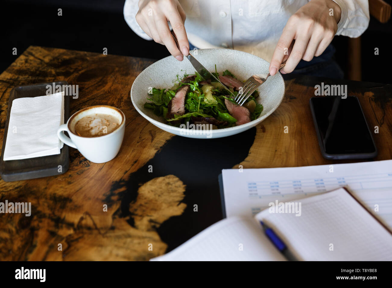 Business woman paper plate up hi-res stock photography and images - Alamy