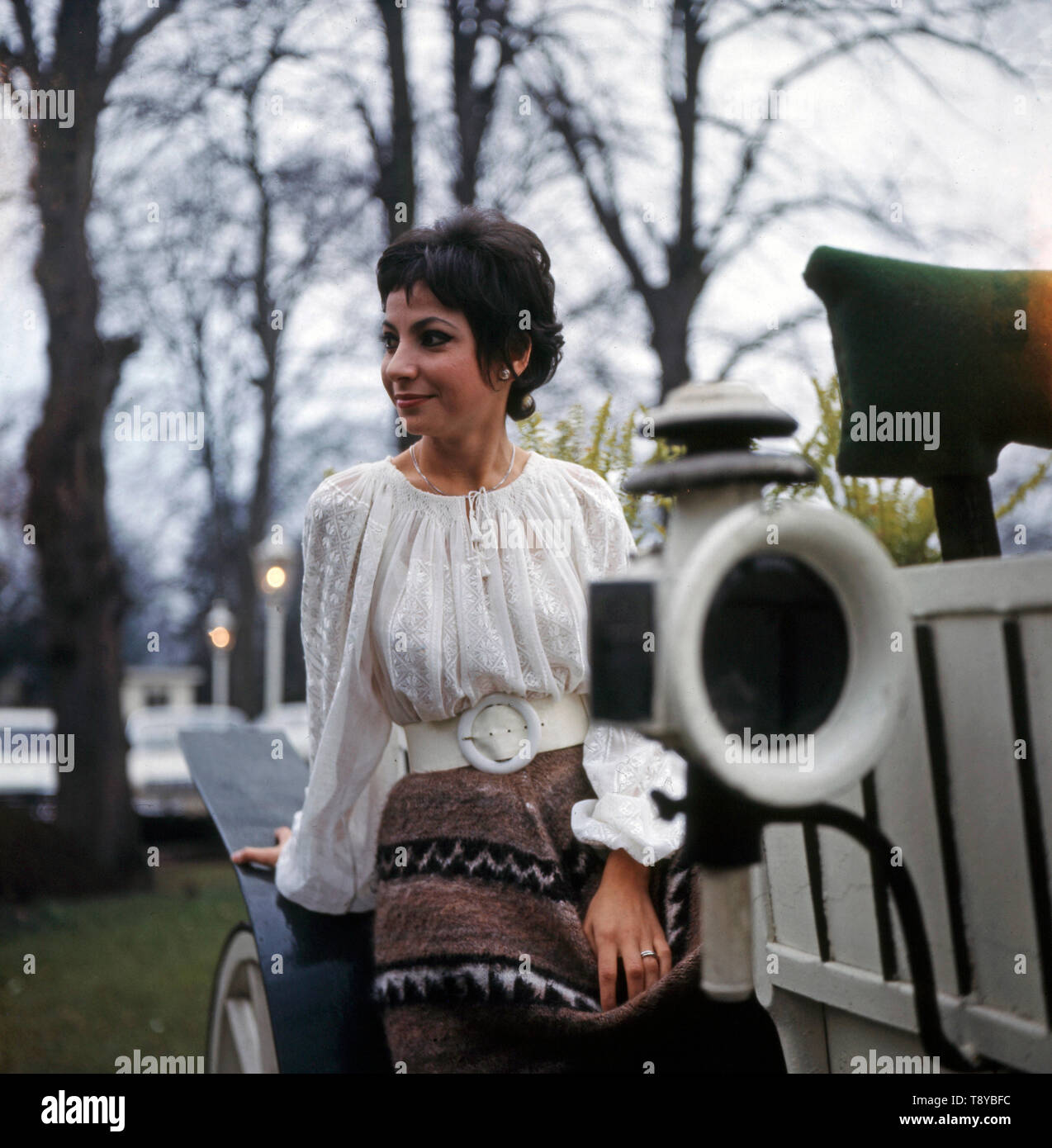 Die israelische Sängerin und Schauspielerin Esther Ofarim posiert vor ...