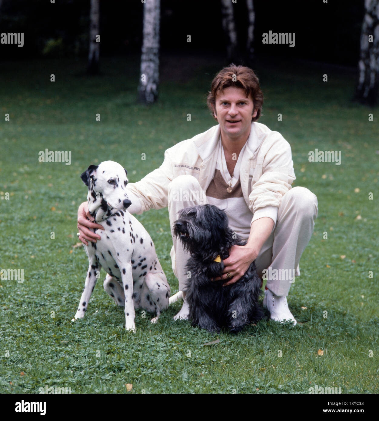 Der deutsche Schlagersänger Ulli Martin posiert mit zwei Hunden für ein ...