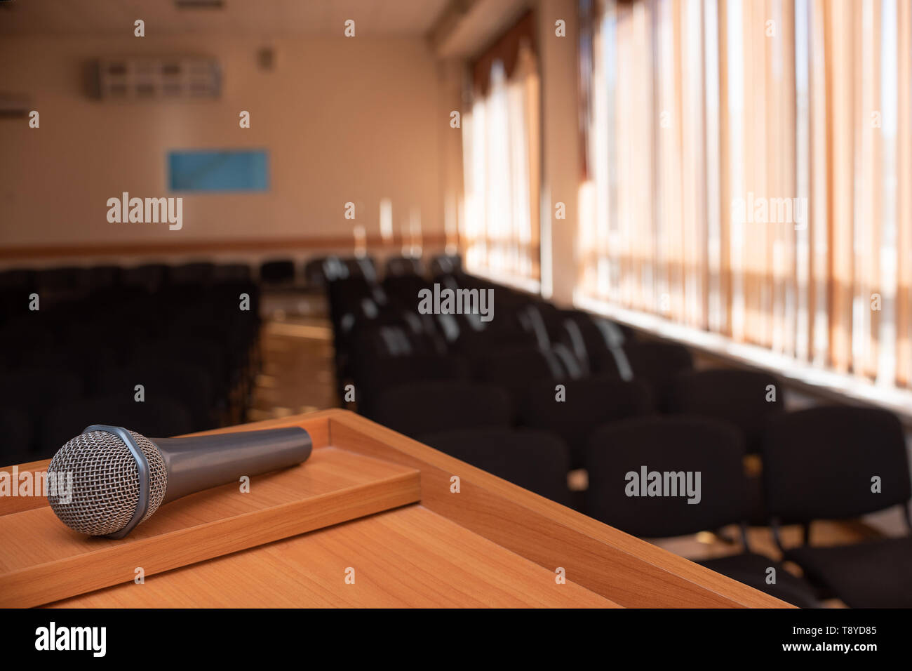 Empty stage microphone hi-res stock photography and images - Alamy