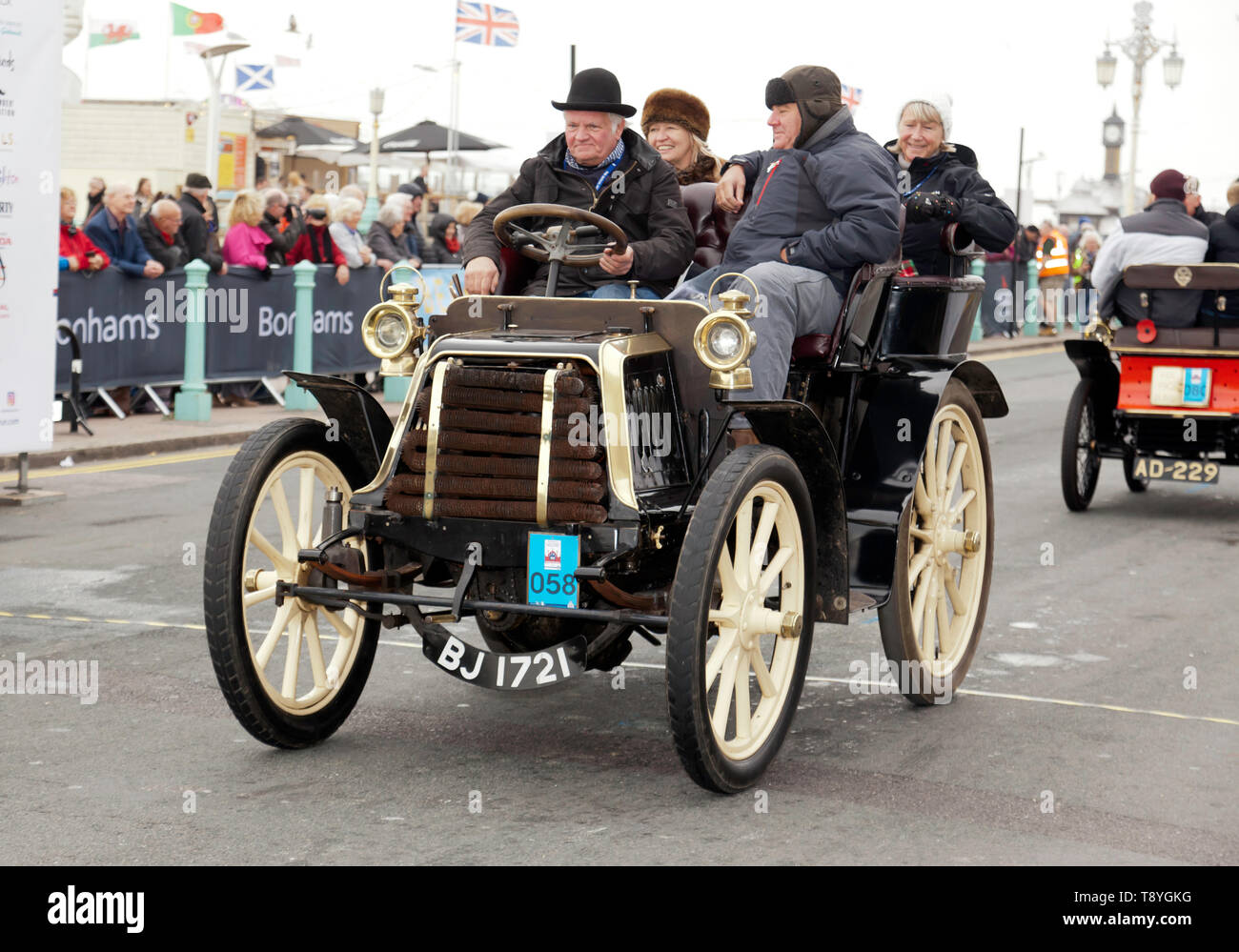 Mr Roy Tubby driving his 1900 Panhard et Levassor, across the finishing ...