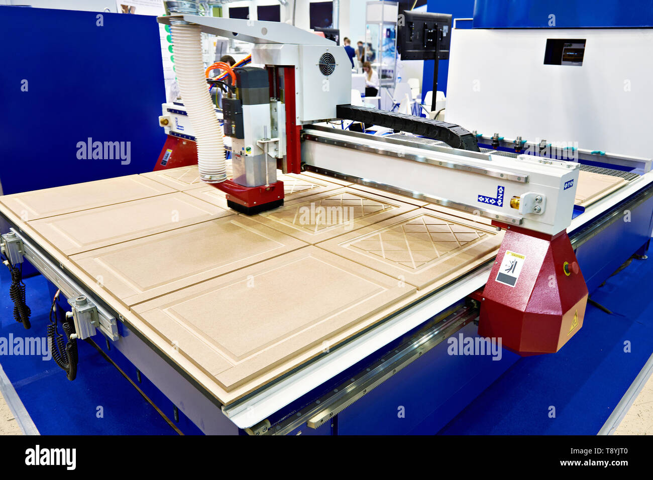 Milling and engraving center with automatic tool change for furniture ...