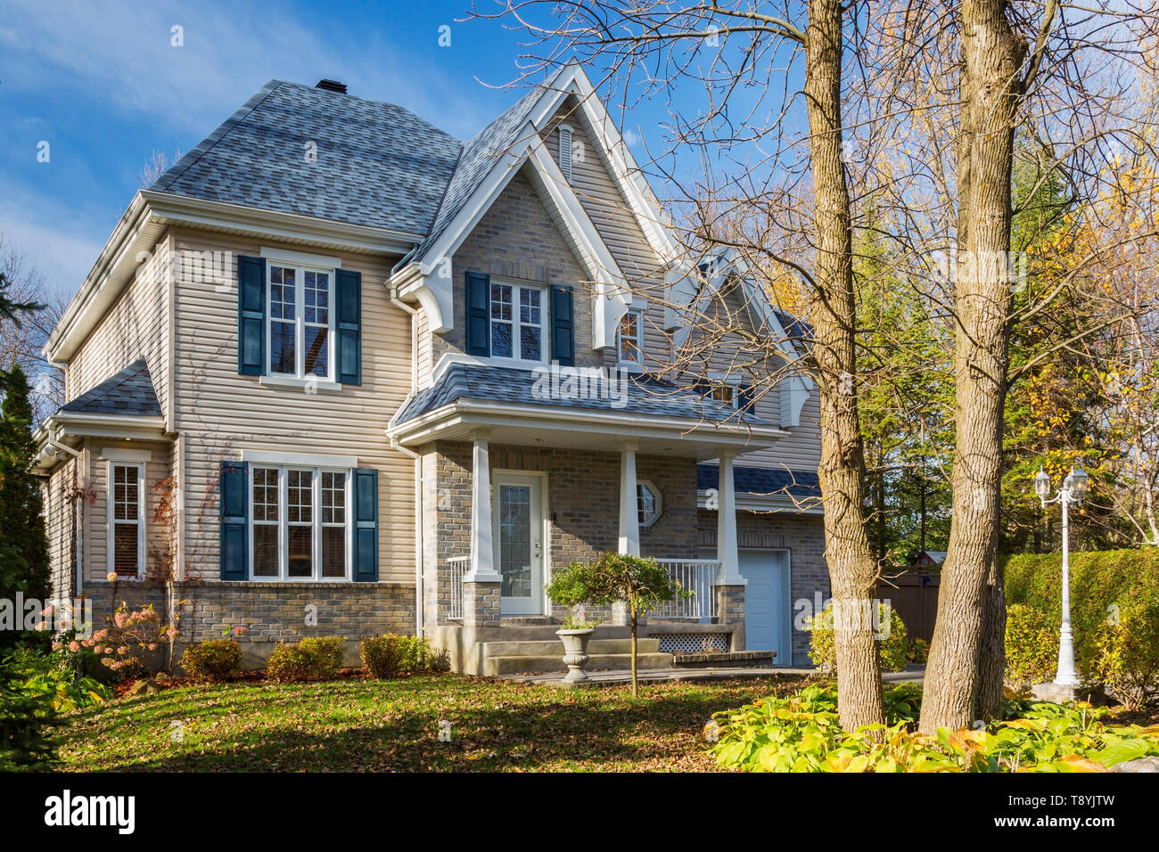 Cladding shingles hi-res stock photography and images - Alamy