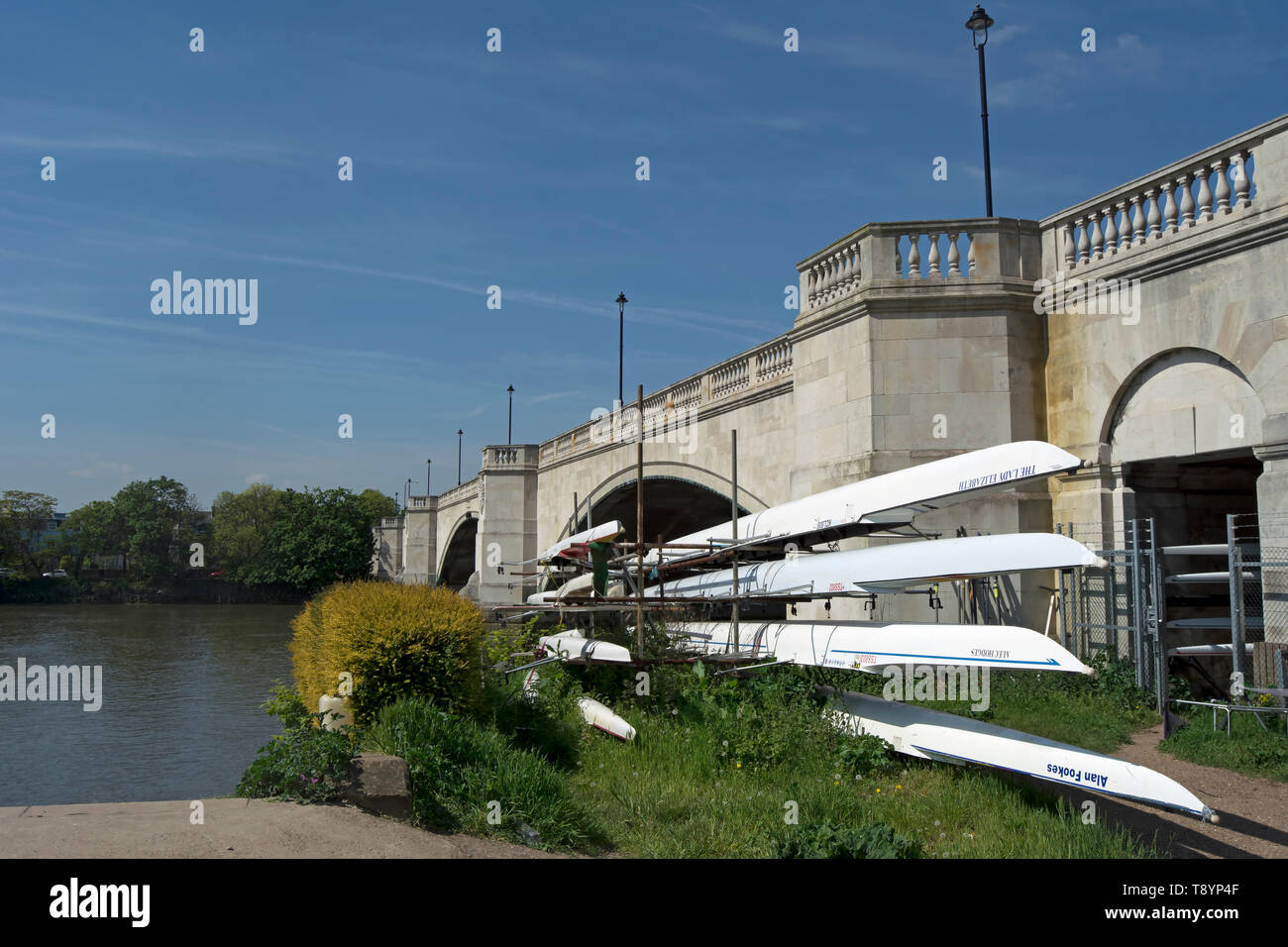 chiswick bridge, crossing the river thames in southwest london, england ...