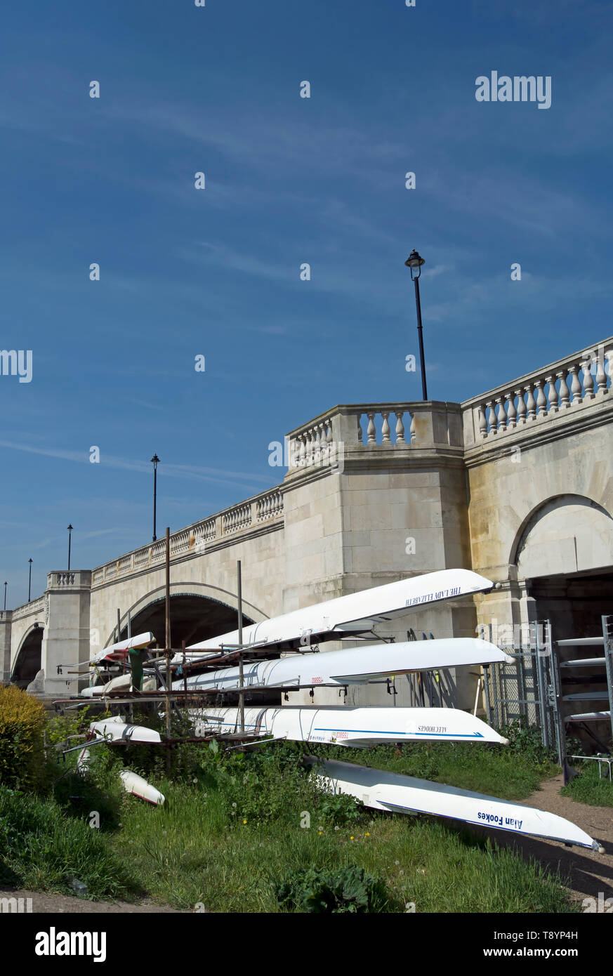 chiswick bridge, crossing the river thames in southwest london, england ...