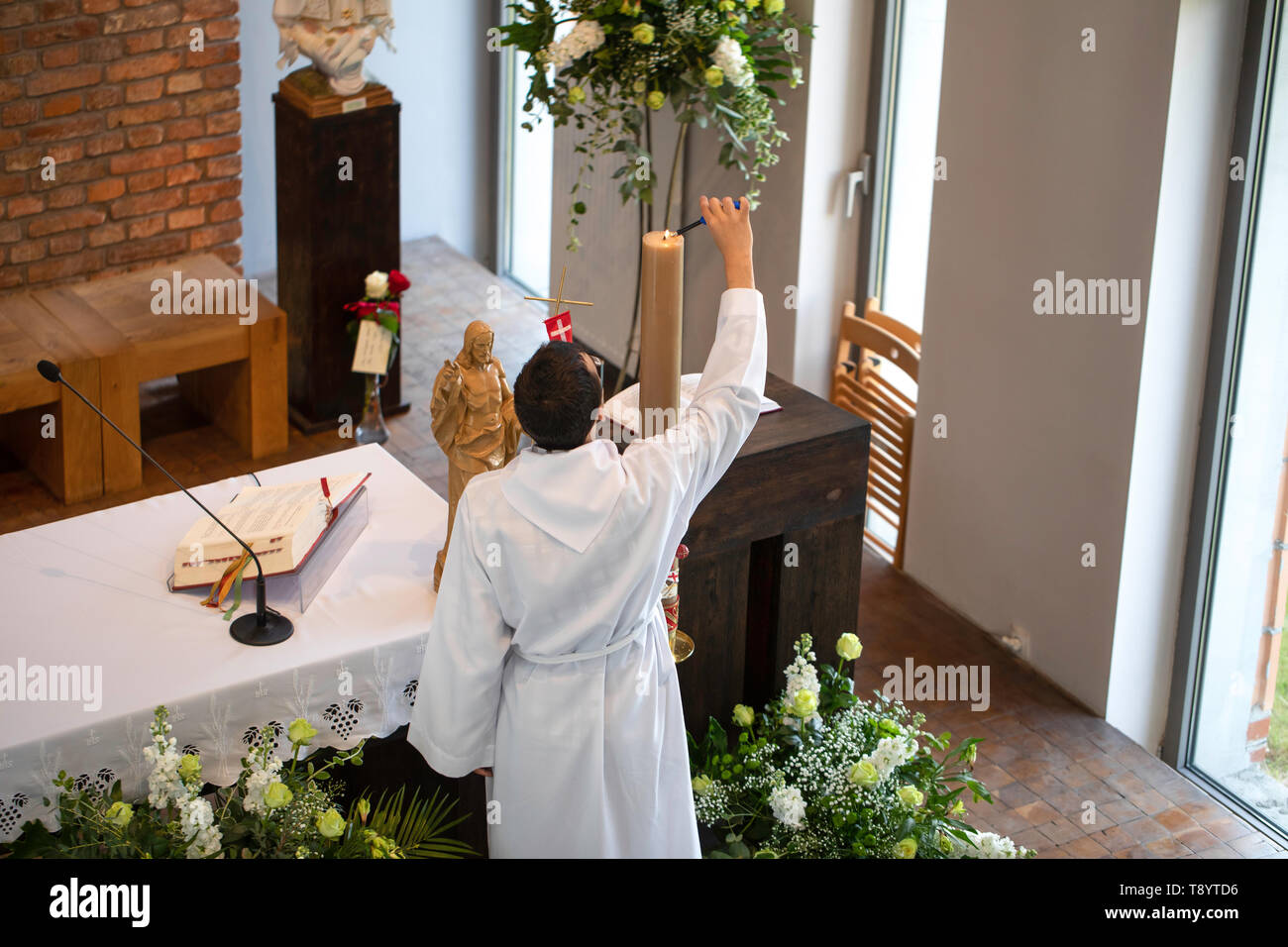 Altar boy with candle hi-res stock photography and images - Alamy