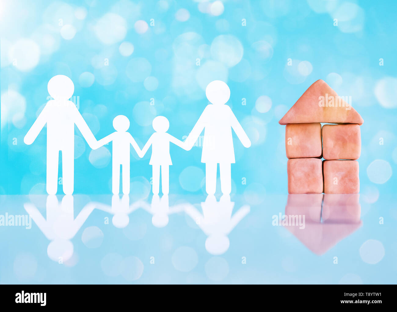 Paper cut happy family hi-res stock photography and images - Alamy