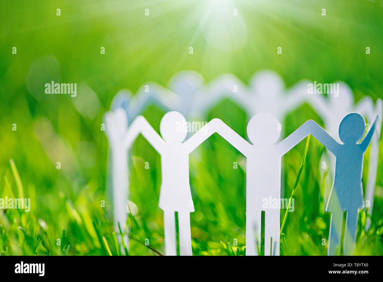 Circle of paper chain people hi-res stock photography and images - Alamy