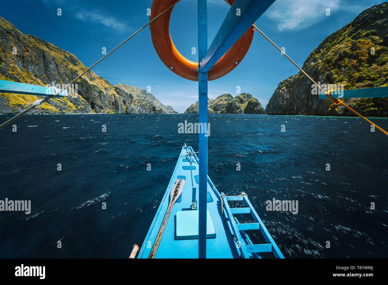 Island hopping banca on tour C between Tapiutan and Matinloc Island ...