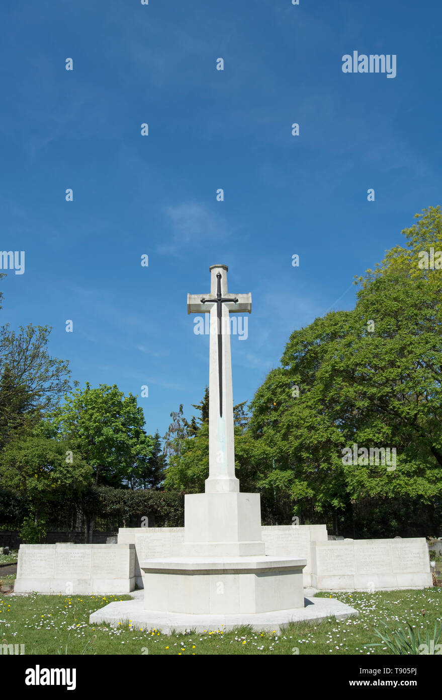 commonwealth war graves memorial at mortlake cemetery, london, england ...