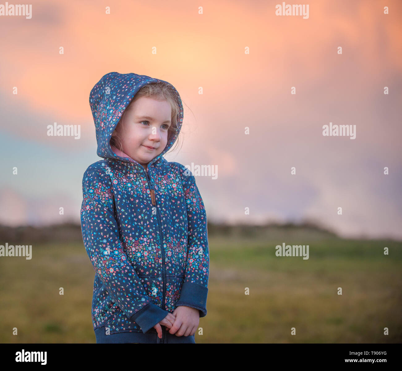 Little girl sunset hi-res stock photography and images - Alamy