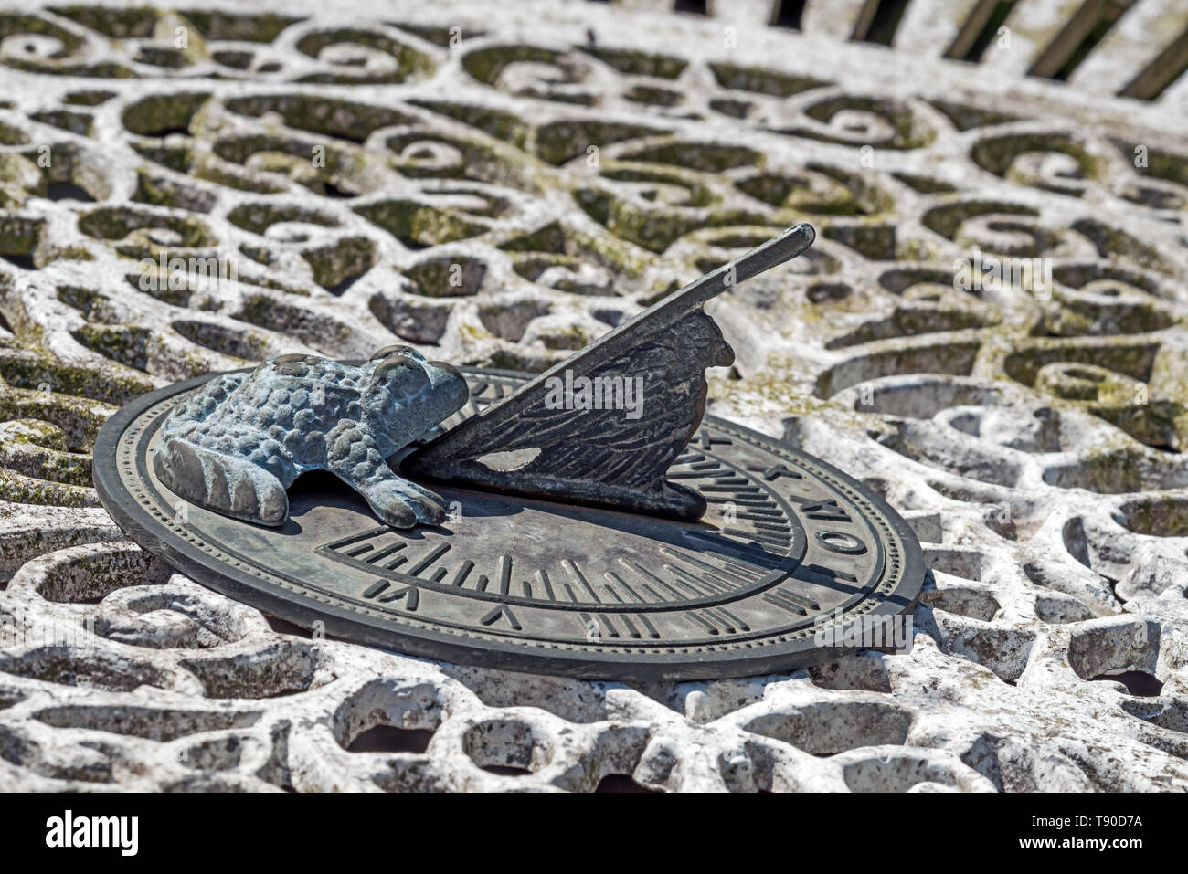 Sundial time timer shadow hi-res stock photography and images - Alamy