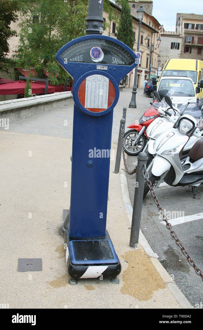 Public scales weighing machine hi-res stock photography and images - Alamy