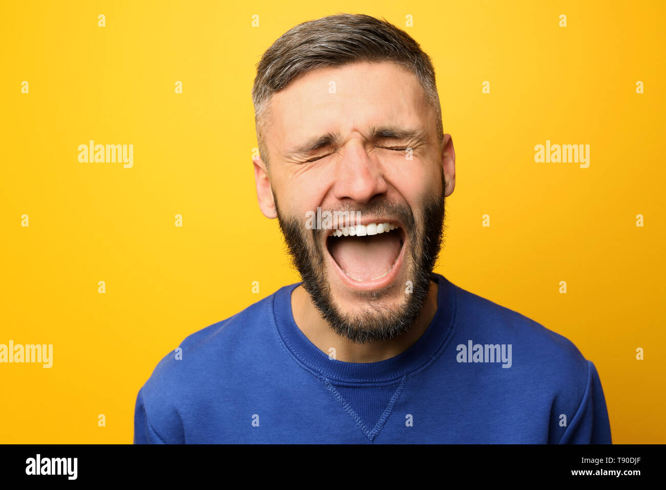 Portrait of screaming man on color background Stock Photo - Alamy