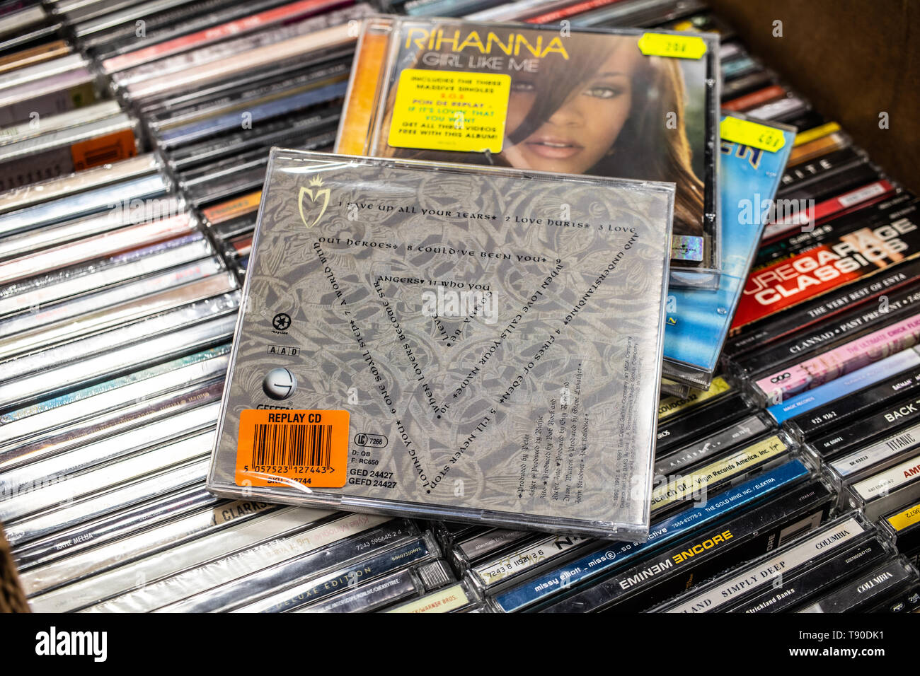 Cher singer 1991 hi-res stock photography and images - Alamy