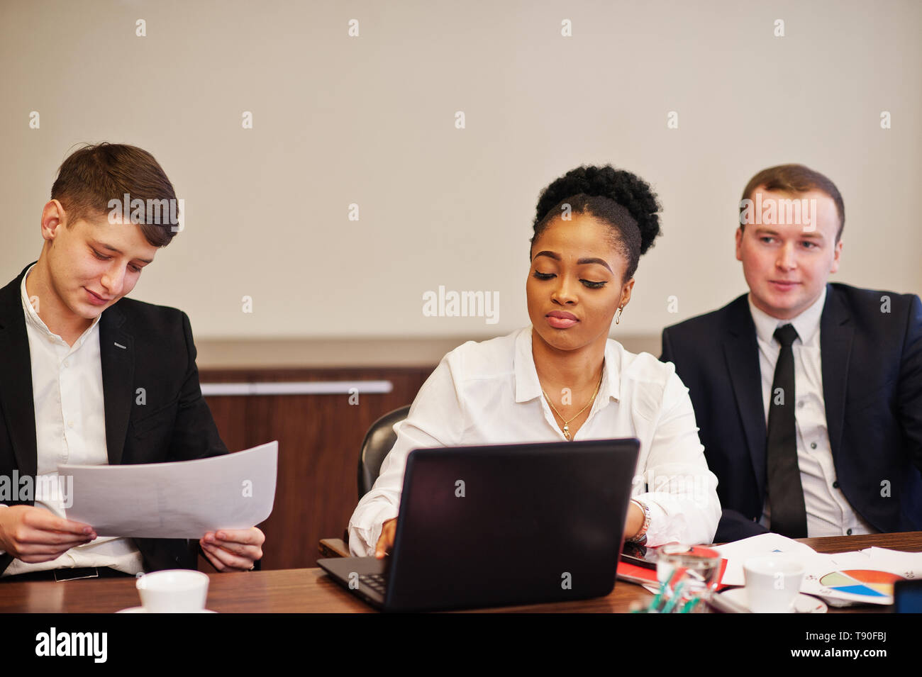 Woman addressing group of men hi-res stock photography and images - Alamy
