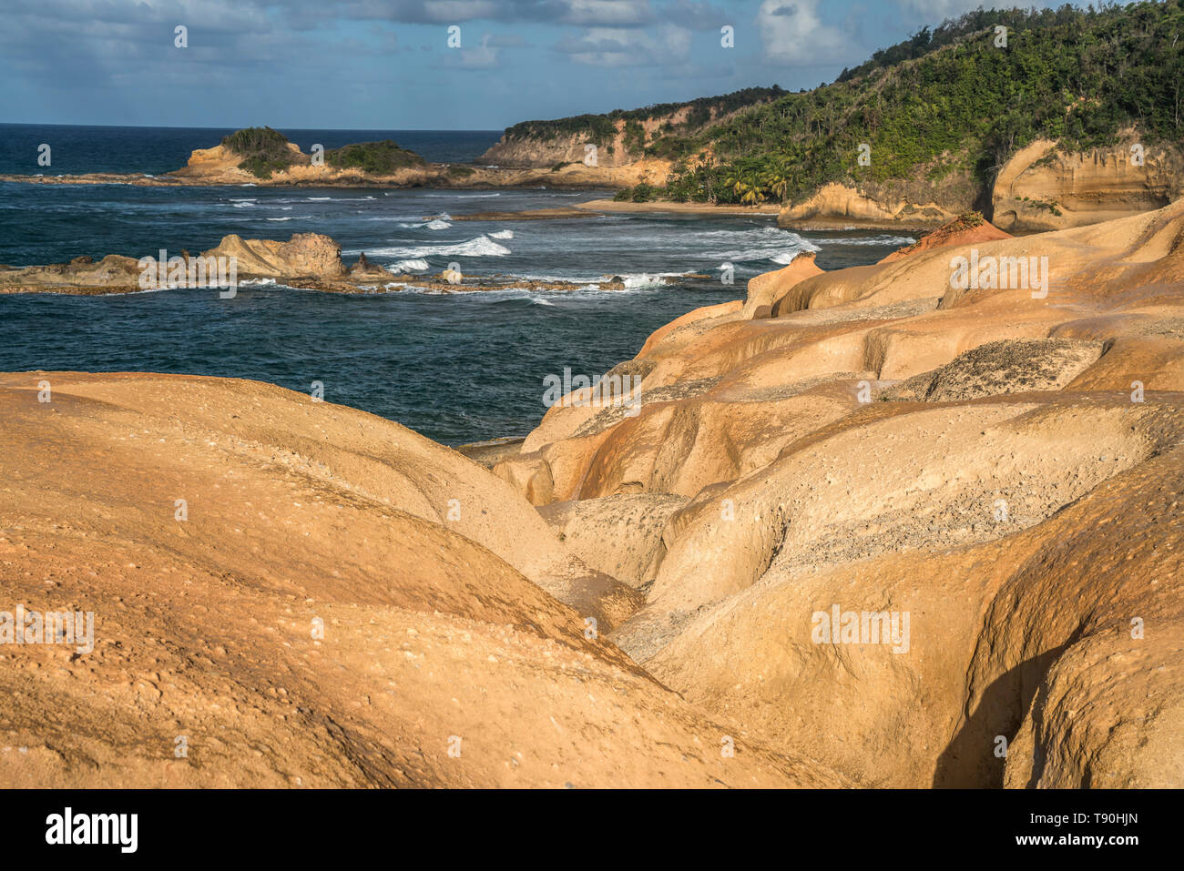 Rote Felsen am Pointe Baptiste bei Calibishie, Parish Saint Andrew ...