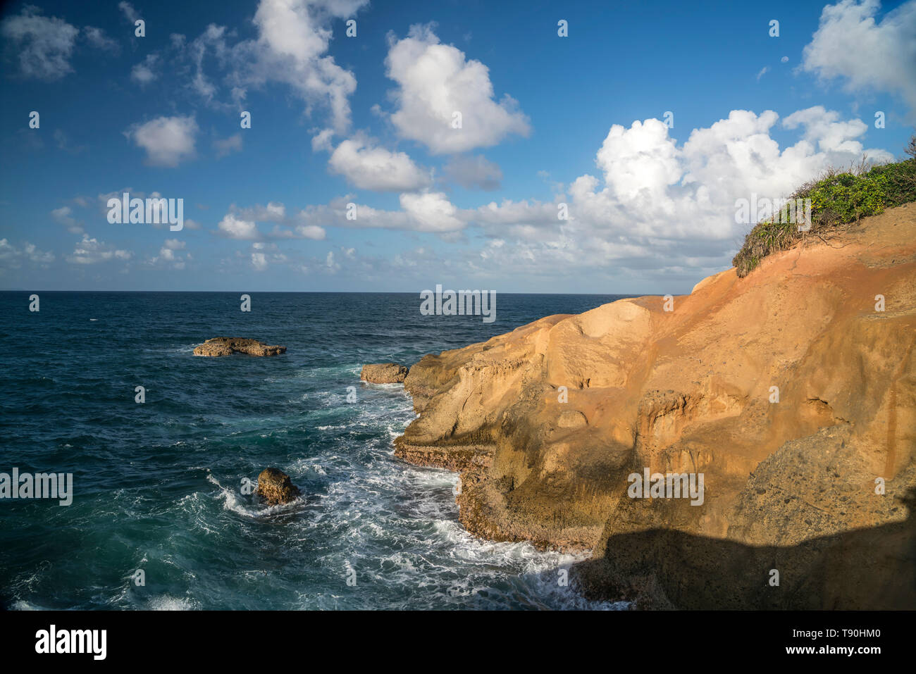 Rote Felsen am Pointe Baptiste bei Calibishie, Parish Saint Andrew ...