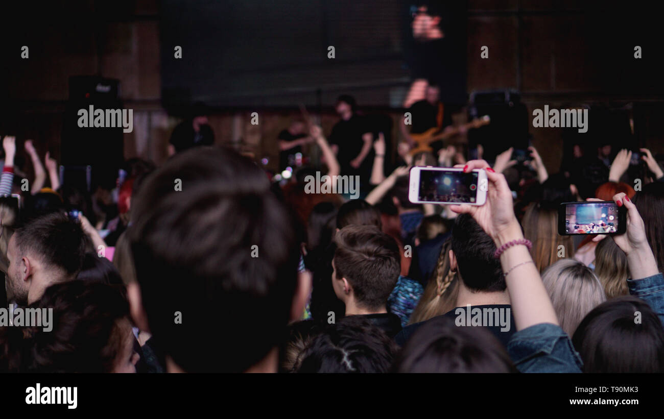 Silhouette video artist concert hi-res stock photography and images - Alamy