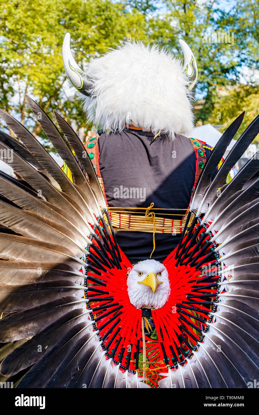Eagle feathers hi-res stock photography and images - Alamy