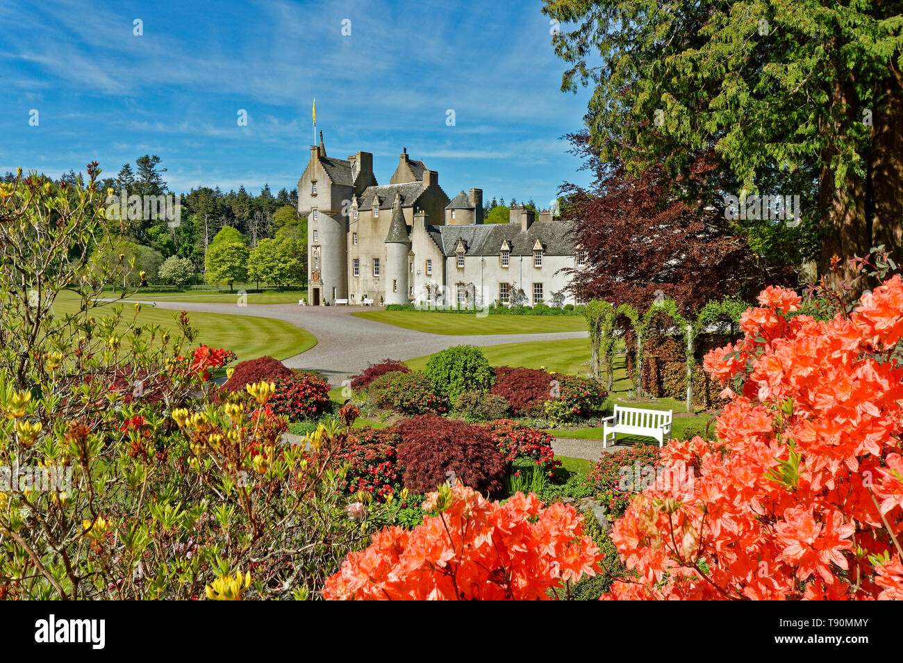 BALLINDALLOCH CASTLE BANFFSHIRE SCOTLAND THE GARDENS WITH COLOURFUL ...