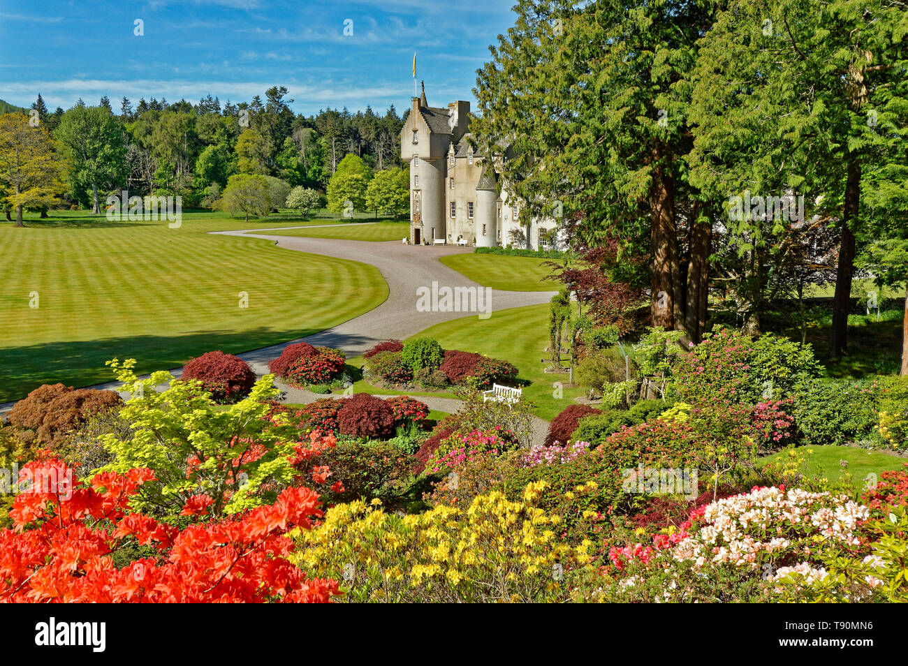 BALLINDALLOCH CASTLE BANFFSHIRE SCOTLAND THE GARDENS WITH COLOURFUL ...