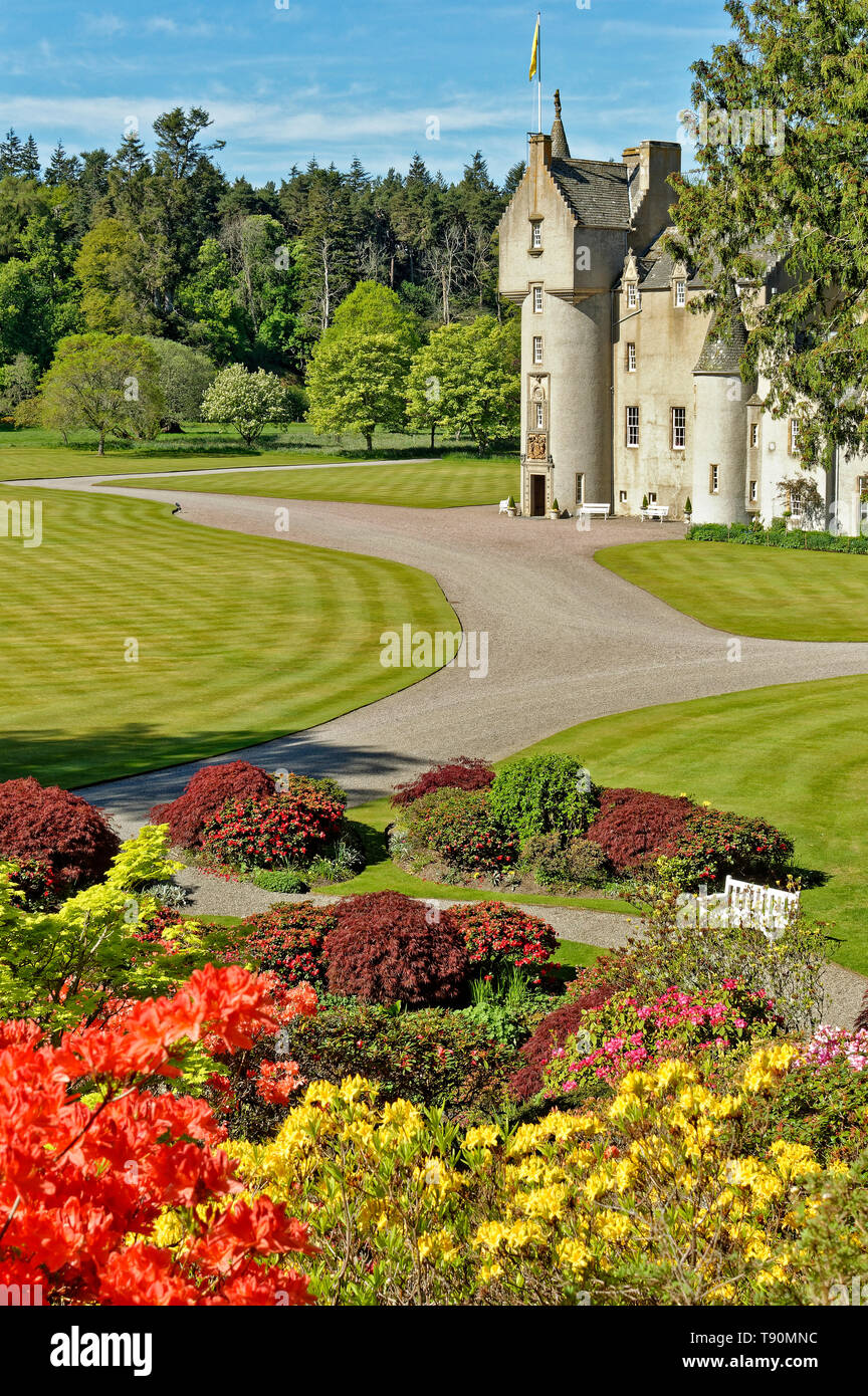 BALLINDALLOCH CASTLE BANFFSHIRE SCOTLAND THE GARDENS WITH COLOURFUL ...