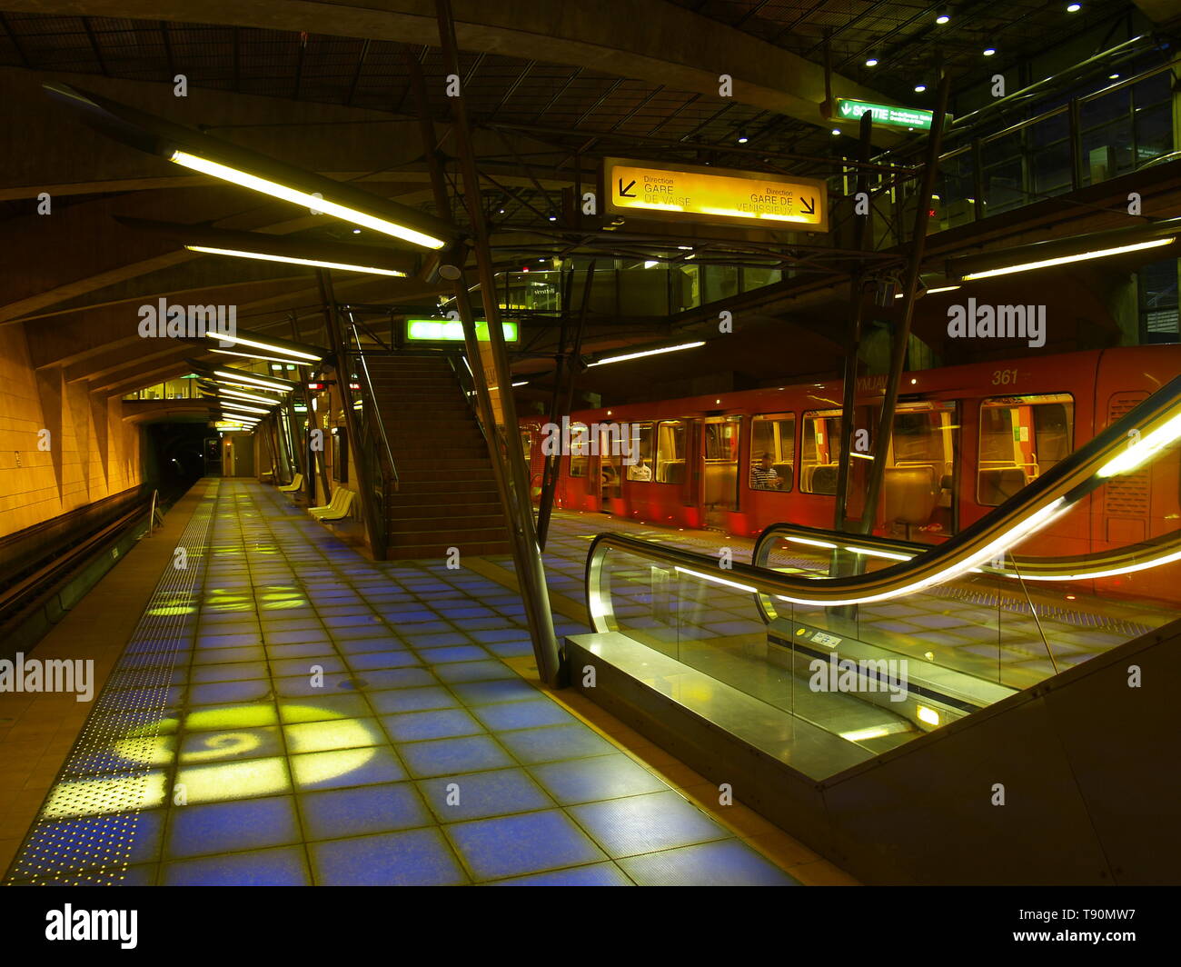 Lyon, Metrolinie D, Station Valmy - Lyon, Metro Line D Stock Photo - Alamy