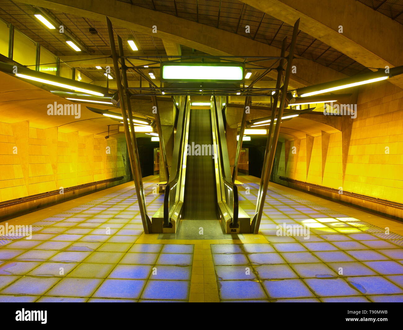 Lyon, Metrolinie D, Station Valmy - Lyon, Metro Line D Stock Photo - Alamy