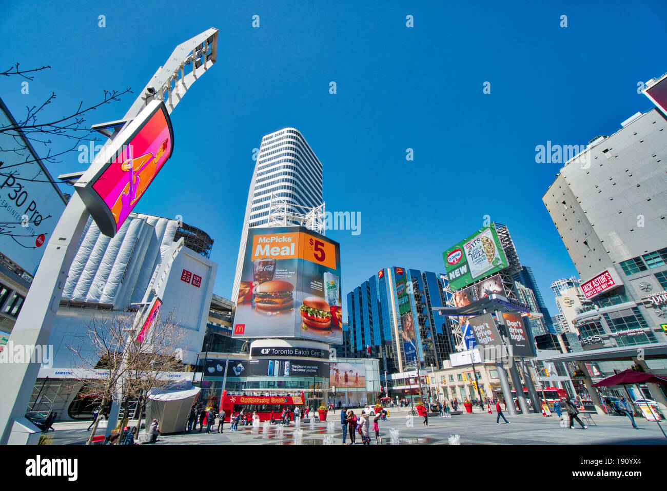 Dundas square sign hi-res stock photography and images - Alamy
