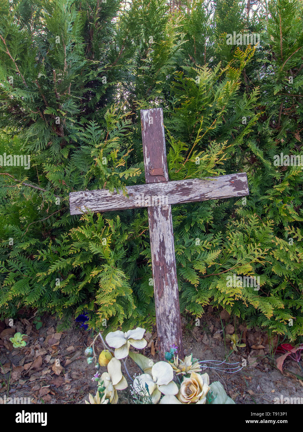 Small Wooden Cross High Resolution Stock Photography and Images - Alamy