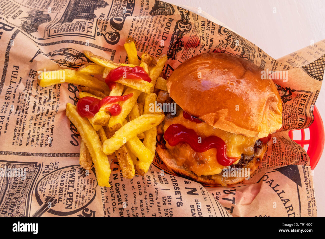 Takeaway chips in newspaper hi-res stock photography and images - Alamy