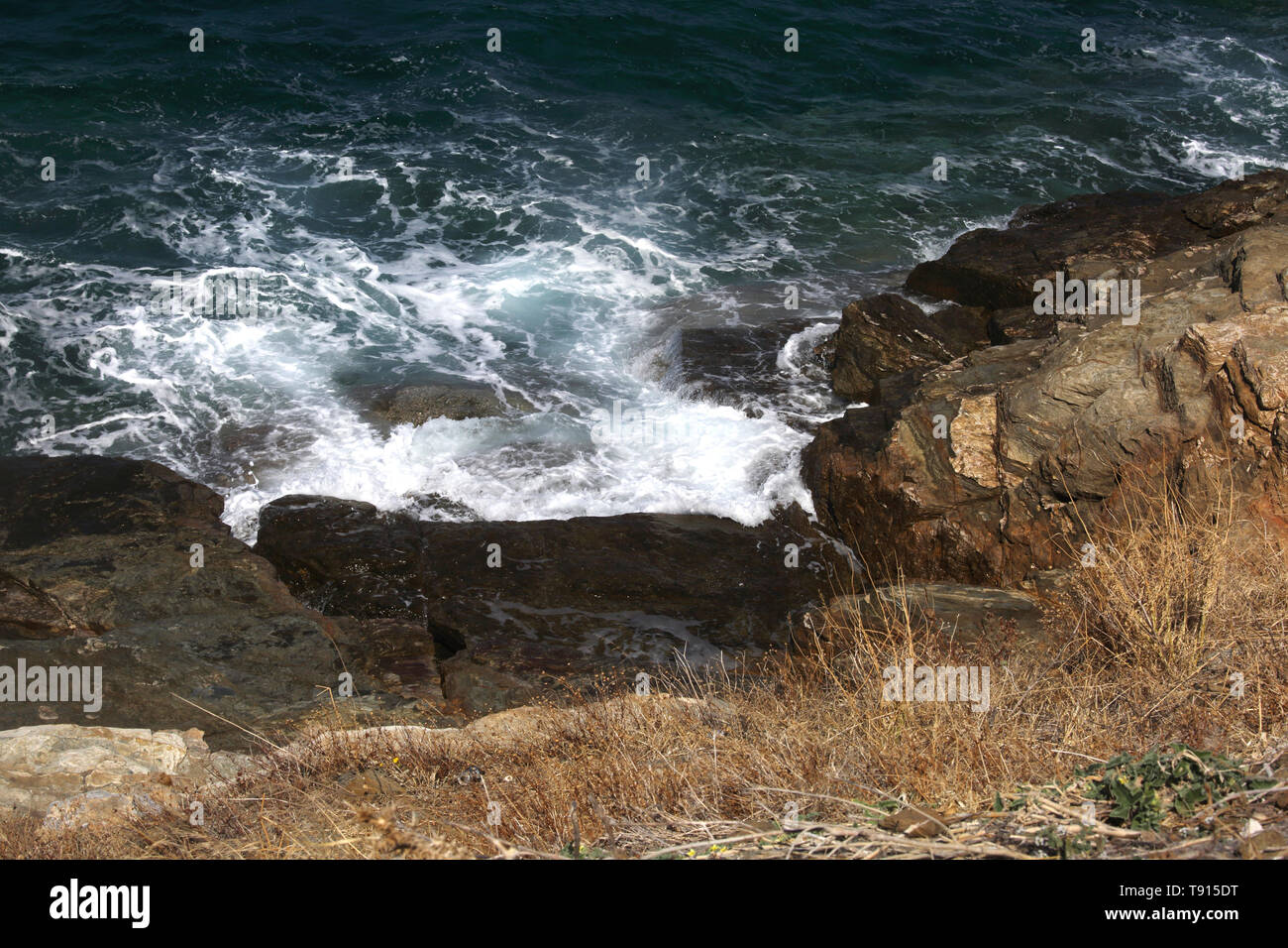 Waves crashing against rocks hi-res stock photography and images - Alamy