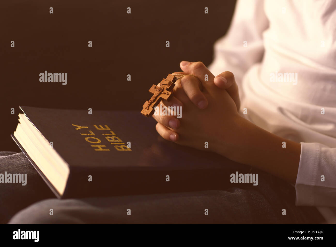 Child praying cross hi-res stock photography and images - Alamy