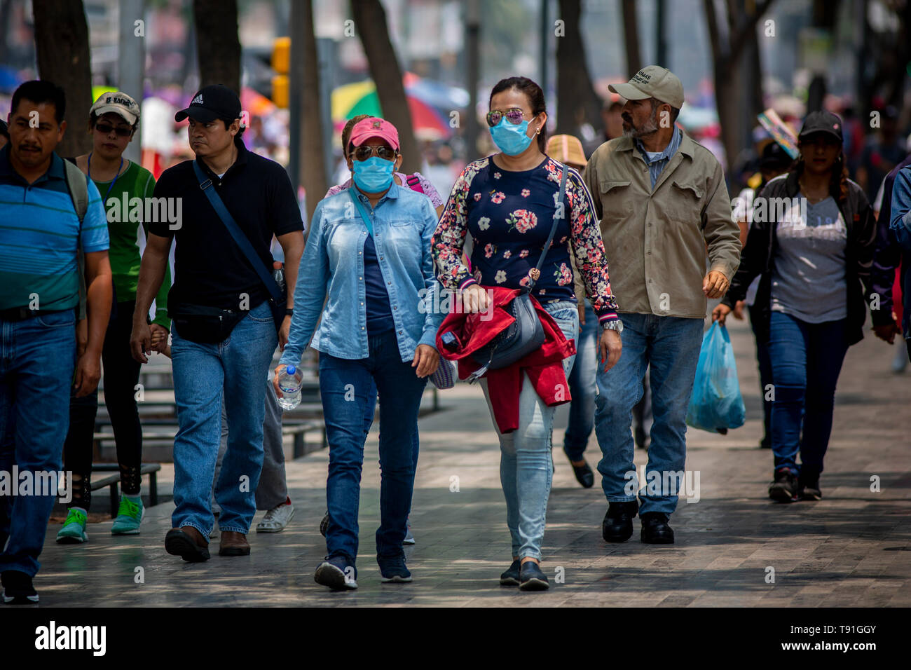 Mexiko Stadt, Mexico. 15th May, 2019. Due to the high air pollution ...