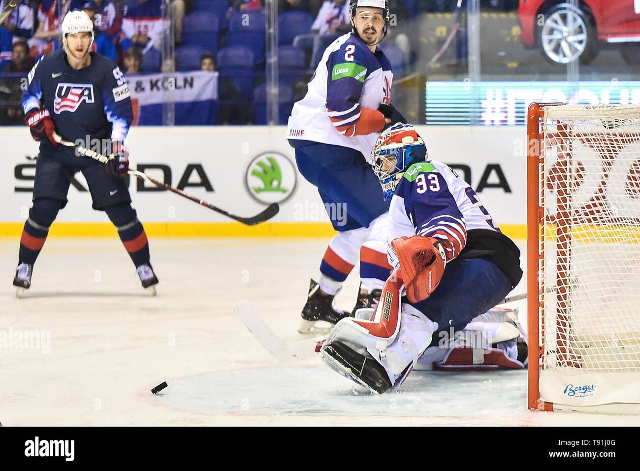 Kosice. 15th May, 2019. Ben Bowns (R) of Great Britain makes a save ...