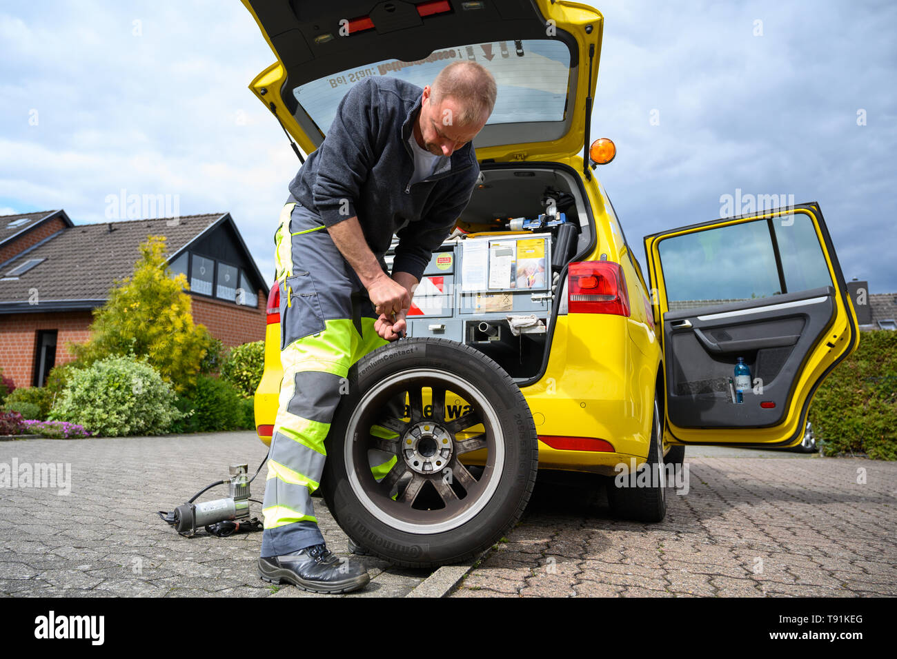 Breakdown assistant hi-res stock photography and images - Alamy