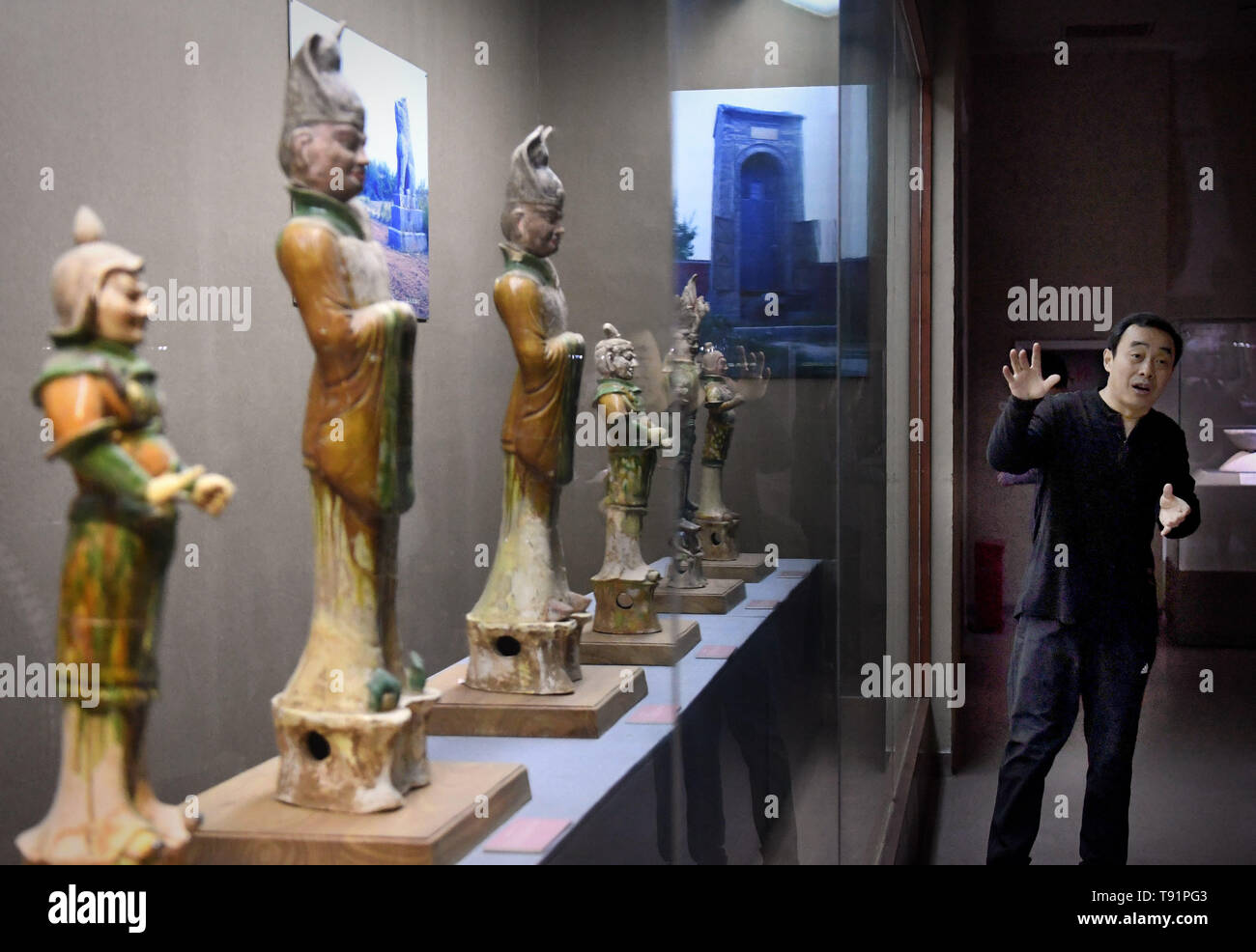 Museum curator hi-res stock photography and images - Alamy