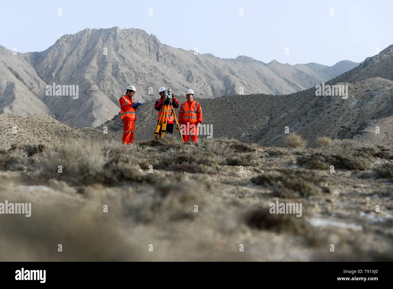 (190516) -- RUOQIANG, May 16, 2019 (Xinhua) -- Technicians work on ...