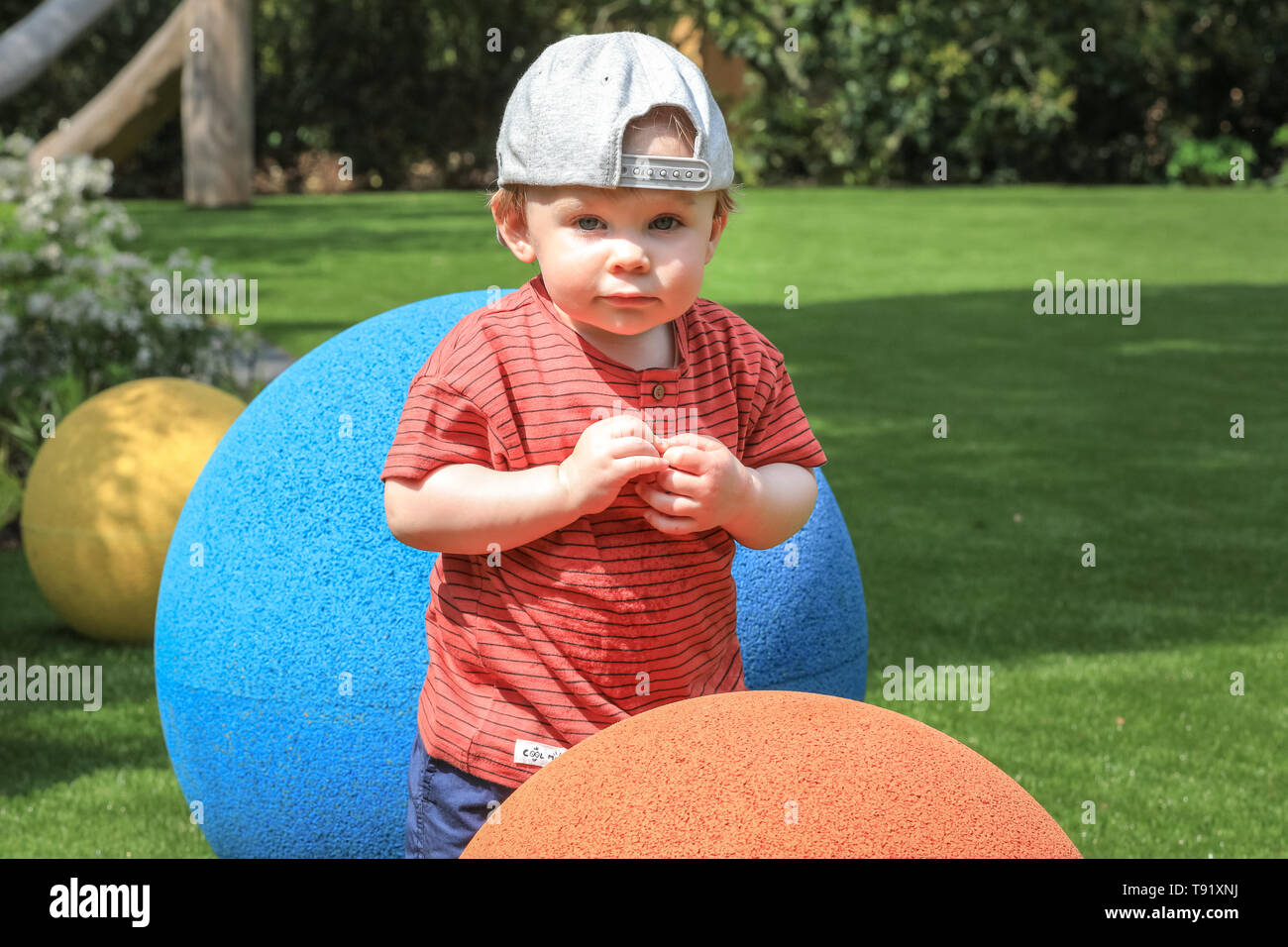 Kew Gardens, London, UK, 16th May 2019. 15 months old Cooper enjoys the ...
