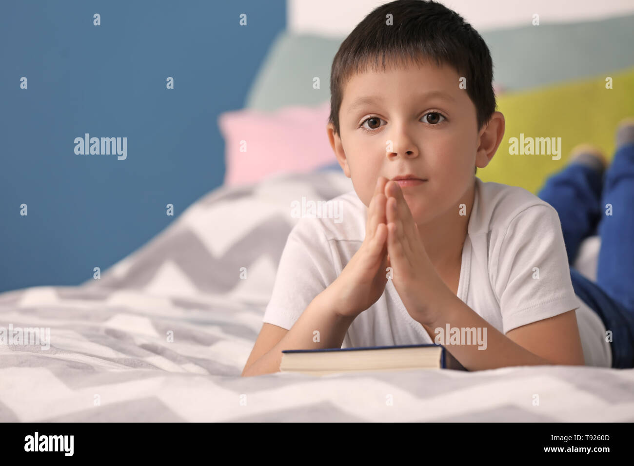 Child praying before bed High Resolution Stock Photography and Images ...