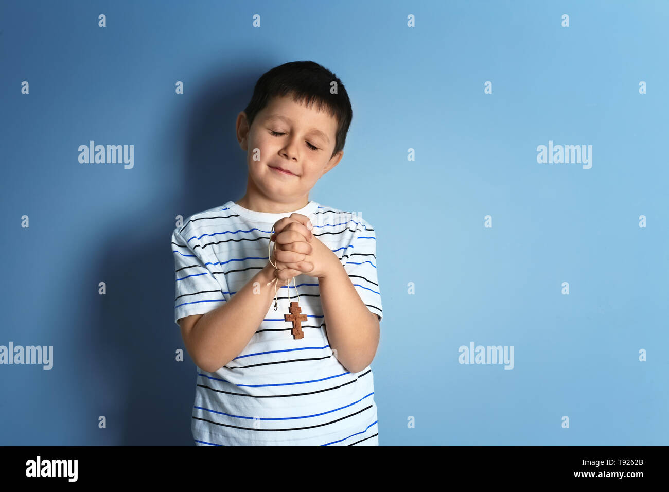 Child praying cross hi-res stock photography and images - Alamy