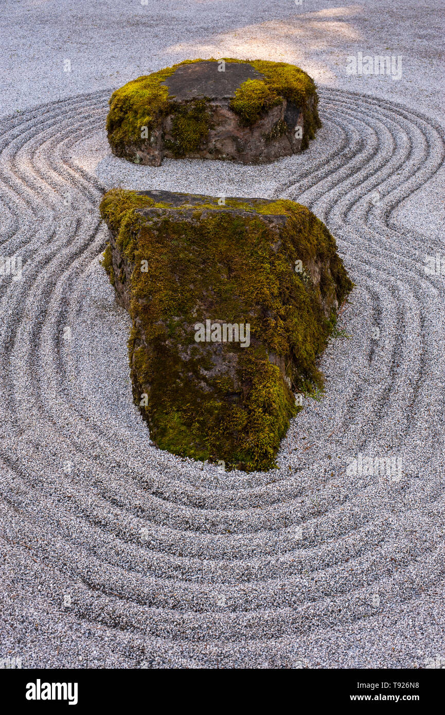 Japanese rock garden vertical hi-res stock photography and images - Alamy